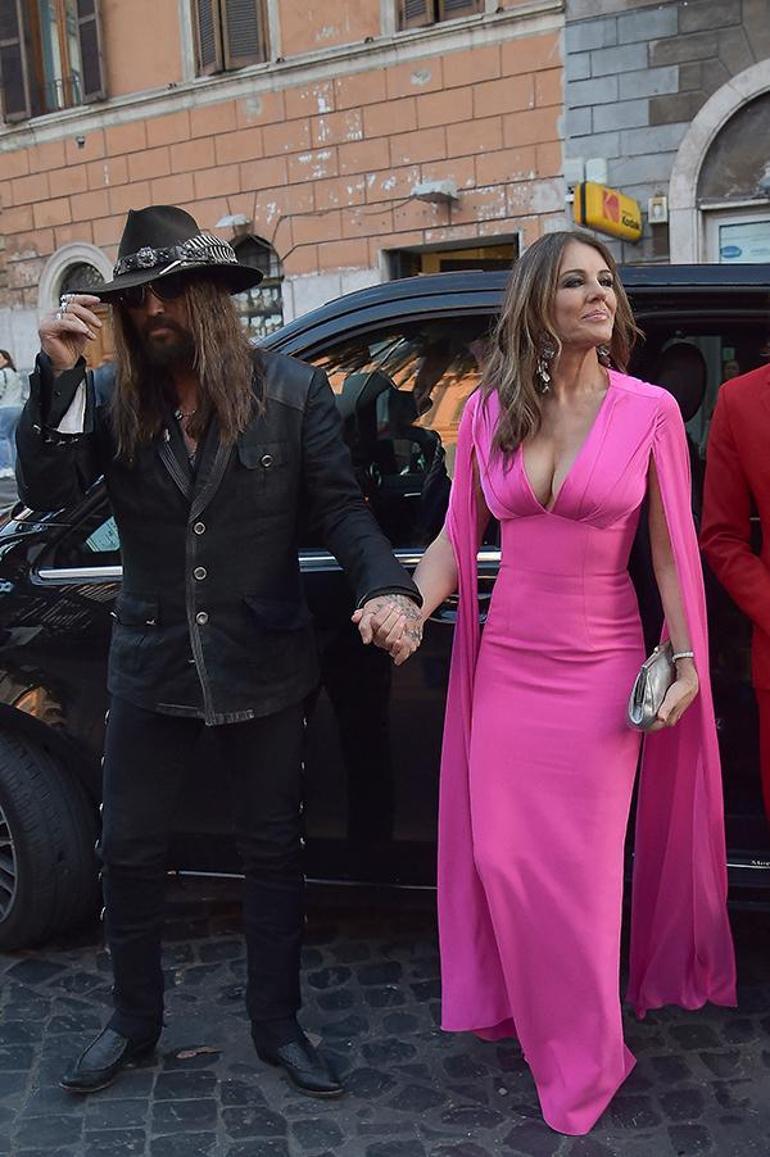 Elizabeth Hurley ve Billy Ray Cyrus'un Romantik İlişkisi - Evos Angels